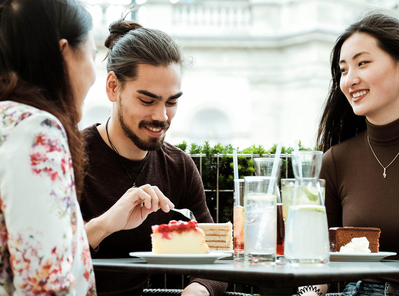 Café Mozart - The cosmopolitan Viennese coffee house behind the Vienna ...